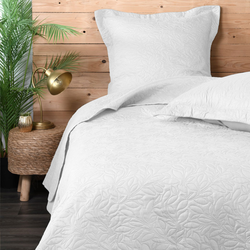 La Magie du Blanc : Sublimez Votre Literie avec un Dessus de Lit