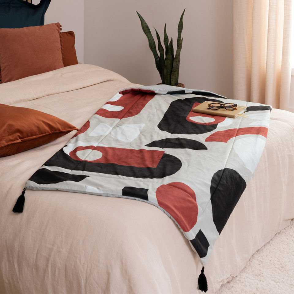 Sublimez votre Chambre: L'Édredon Bout de Lit, l'Accessoire Idéal